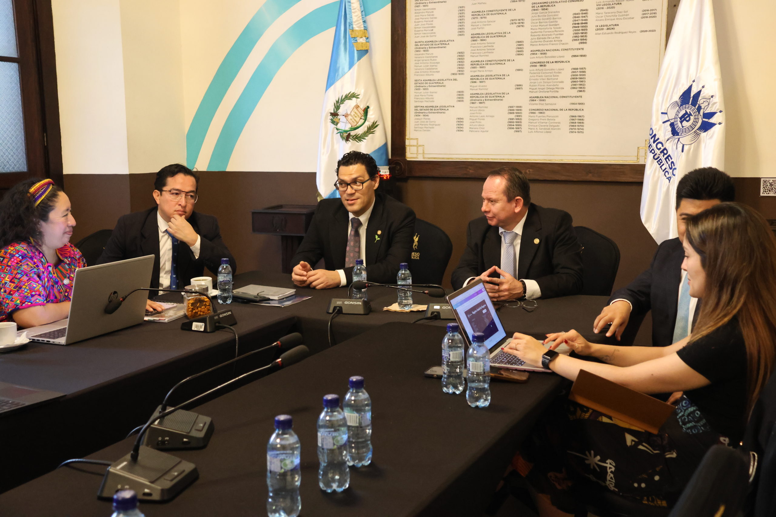 Ministro del Mides cumple con acudir al Congreso para interpelación ...